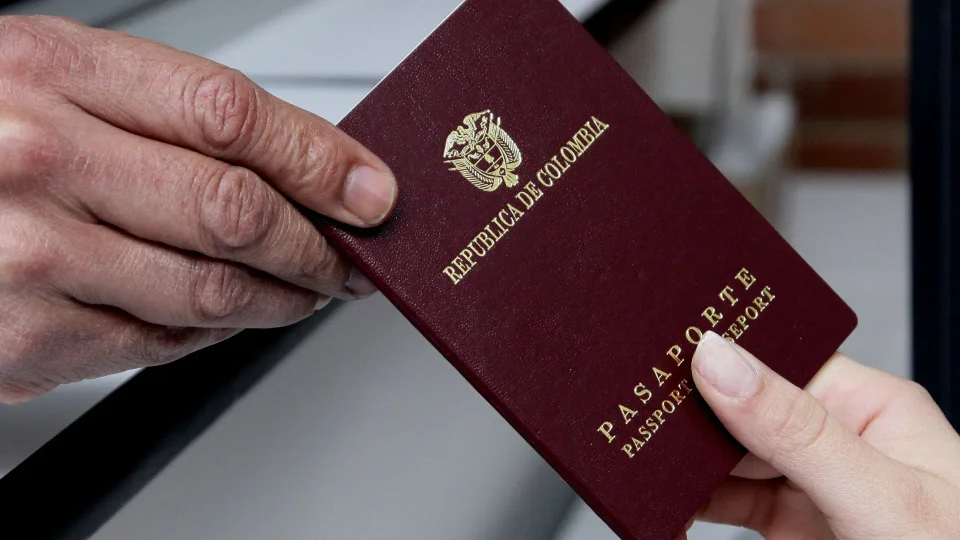 Presentan el que será el nuevo pasaporte en Colombia: Gustavo Petro ...