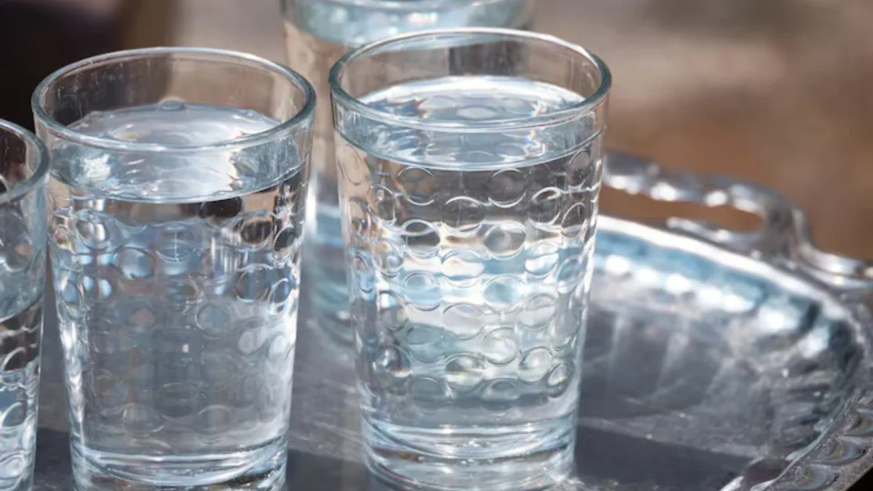¿Vaso de agua o vaso con agua? Así es como debería utilizarse esta ...