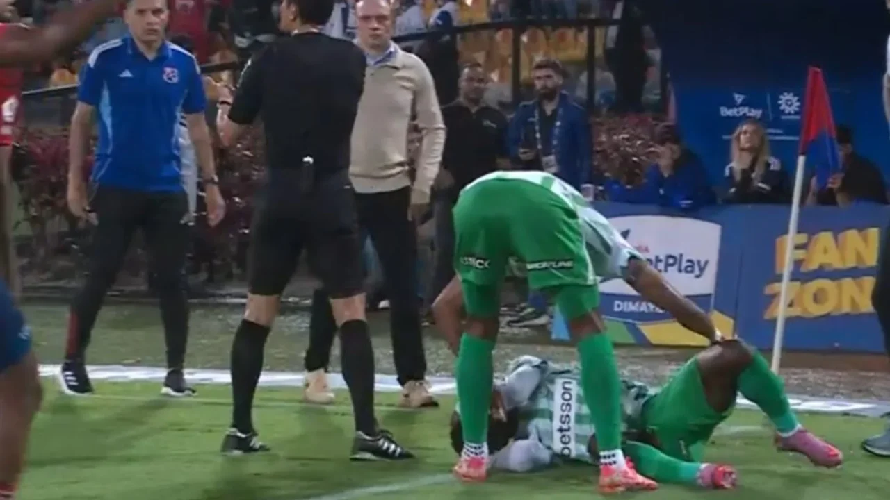 Marlos Moreno fue agredido con objeto que lanzaron desde la tribuna en el clásico paisa ...