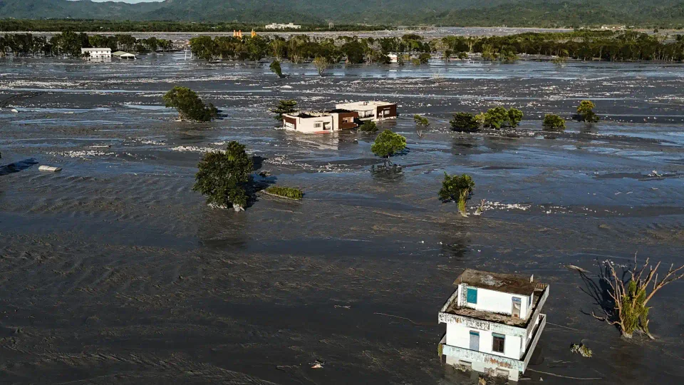 Las contundentes imágenes del impacto por el supertifón ‘Ragasa’ en ...