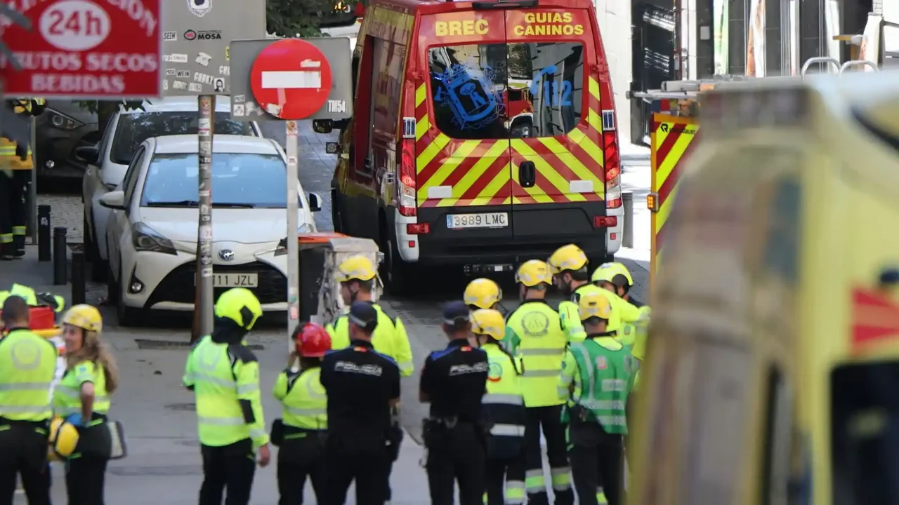 Cae un edificio en el centro de Madrid, España: ya hay cuatro ...