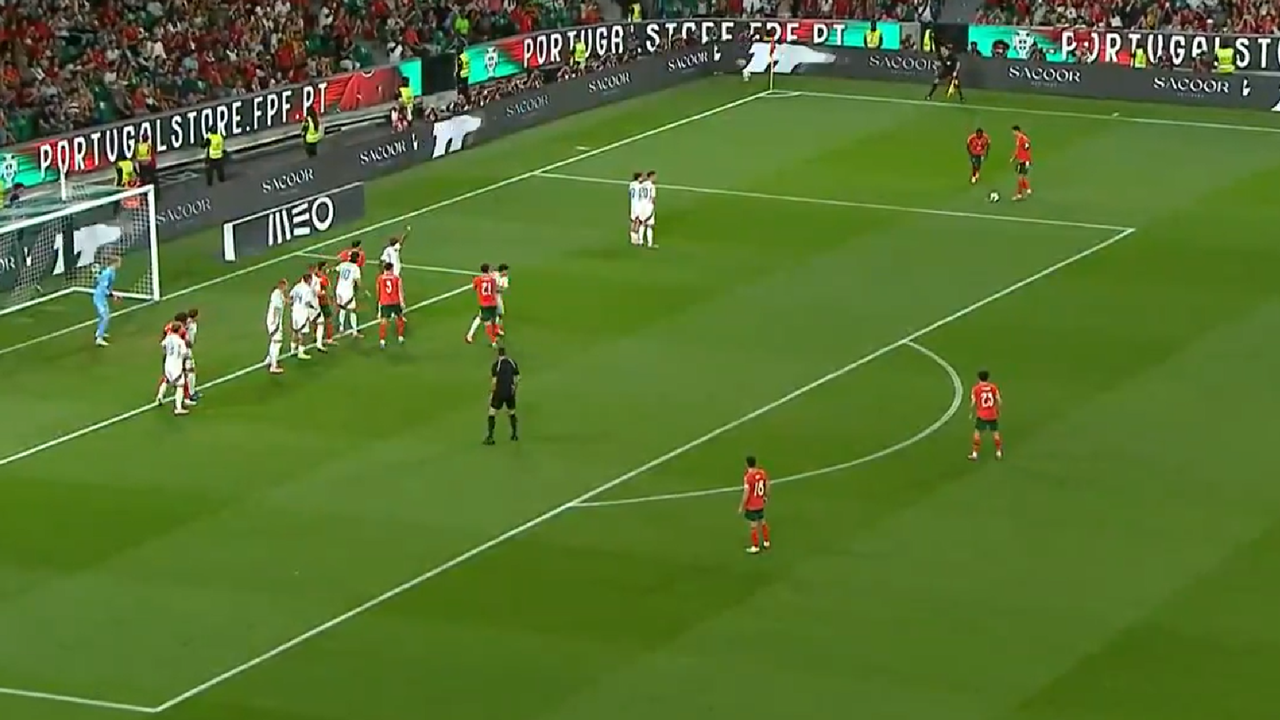 El increíble blooper de Cristiano Ronaldo en un tiro libre: la jugada frustrada encendió las ...