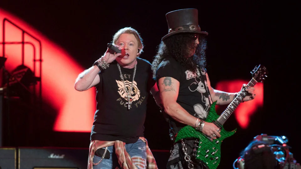 En VIDEO I Axl Rose impactó a fanáticos al enfurecer en medio de su ...