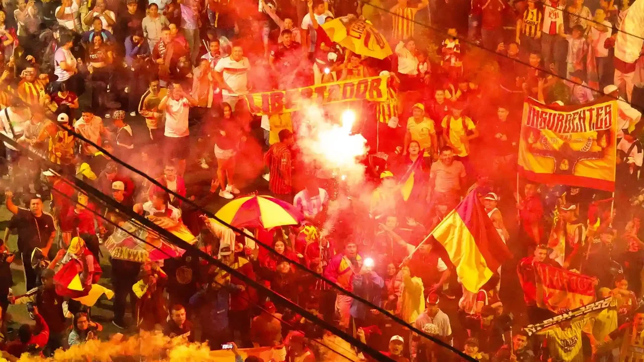 Hinchas del Tolima protagonizaron monumental banderazo previo al ...