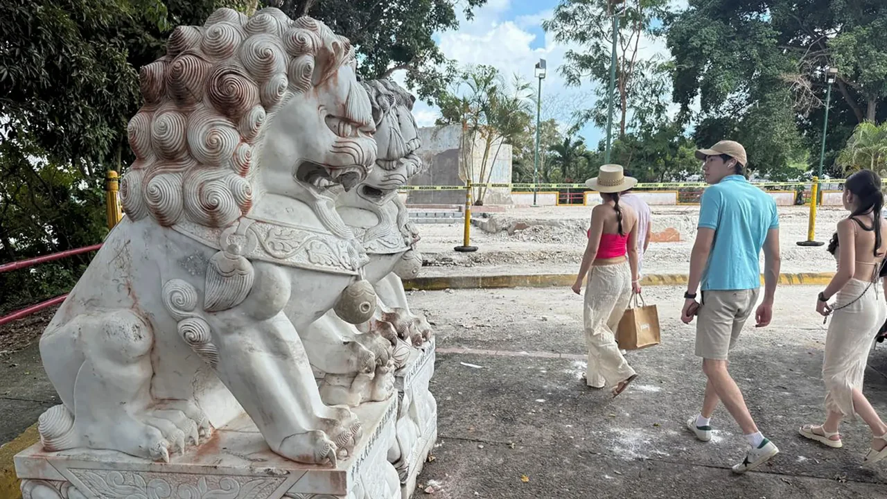 En medio de amenazas del presidente Trump, derriban monumento chino en ...