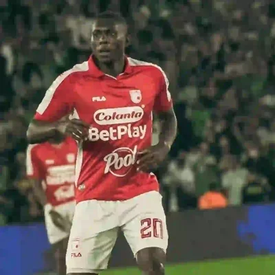 Con polémica, Atlético Nacional venció a Santa Fe y alargó su ...