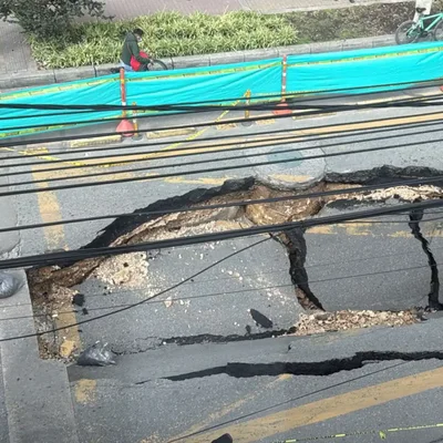 VIDEO | Aterrador momento en el que un gigantesco hueco casi se lleva a ...