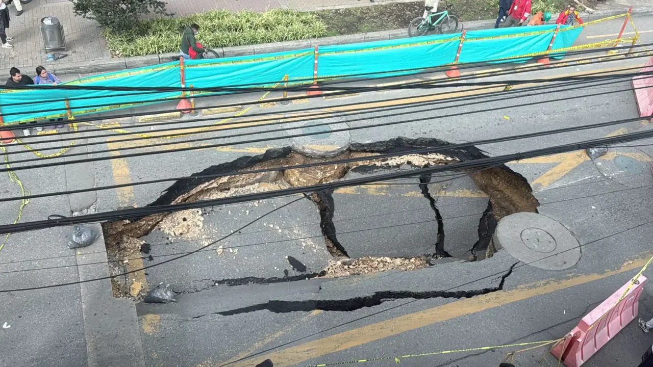 VIDEO | Aterrador momento en el que un gigantesco hueco casi se lleva a ...
