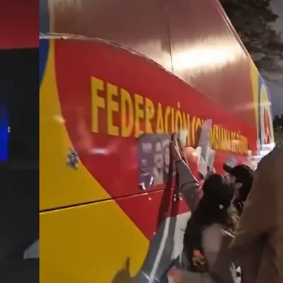 Bus de la selección Colombia fue vandalizado por seguidores de Iván ...